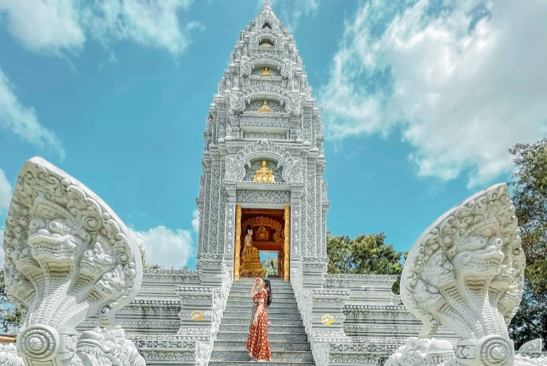 Chùa Som Rong - Chùa Phật nằm có kiến trúc độc đáo tại Sóc Trăng